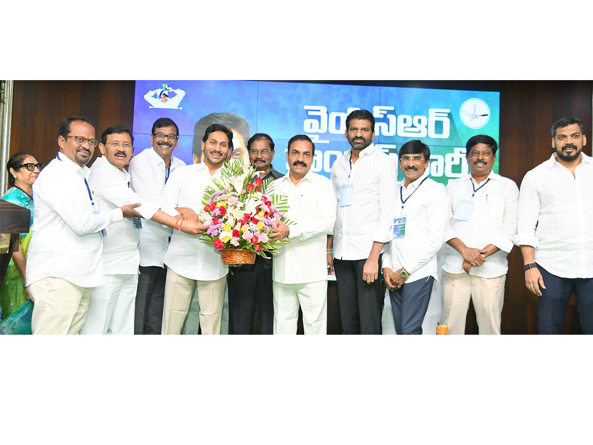 జగనే కరెక్ట్‌ అంటున్నారు.. (ఫొటోలు) | YS Jagan Meeting With Nellore YSRCP Leaders: Photos | Sakshi